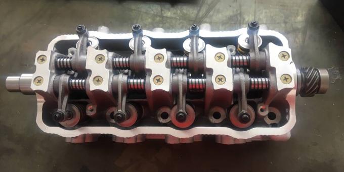 SUZUKI は 8V/4CYL エンジン弁が付いている F10A 11110 - 80002 の自動シリンダー ヘッドを運びます